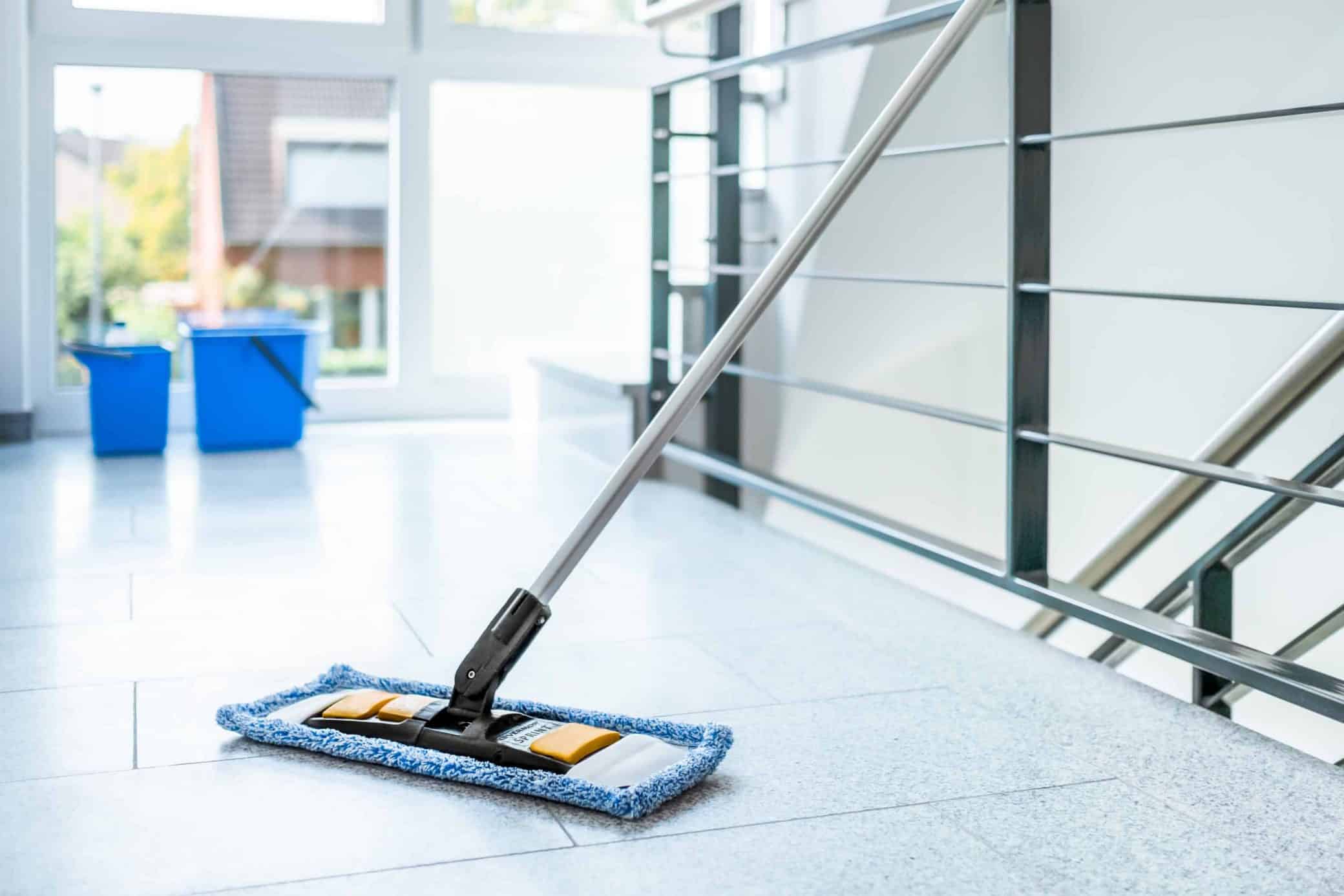Boden wischen: Technik, Tools und Tricks | Vistava Immobilien Service